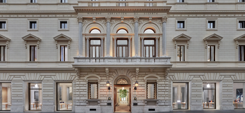 Apple Opens Mega Store in Rome • Italia Living